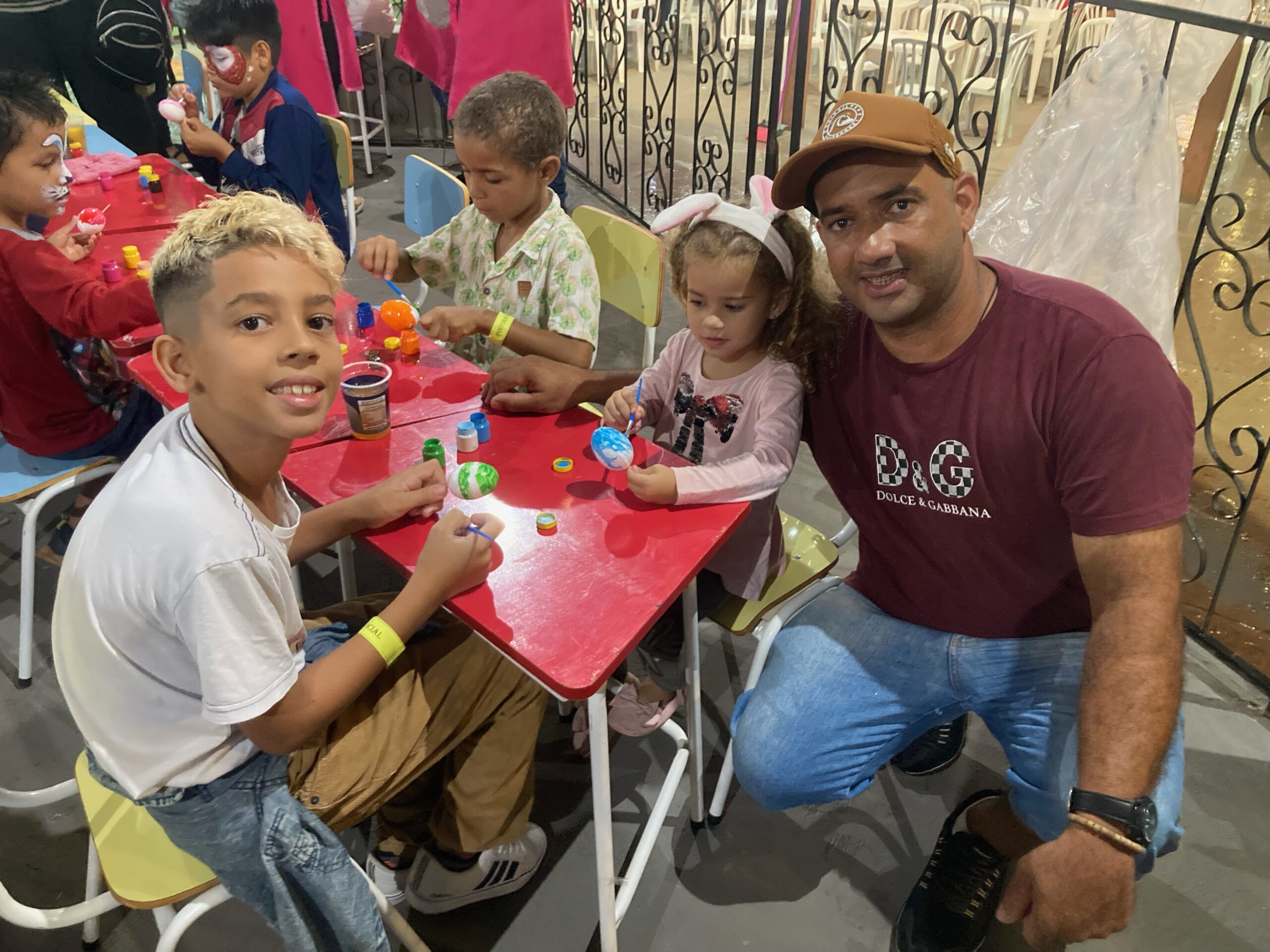 Emoção na terceira noite: Caça aos ovinhos anima Páscoa da Família em ...